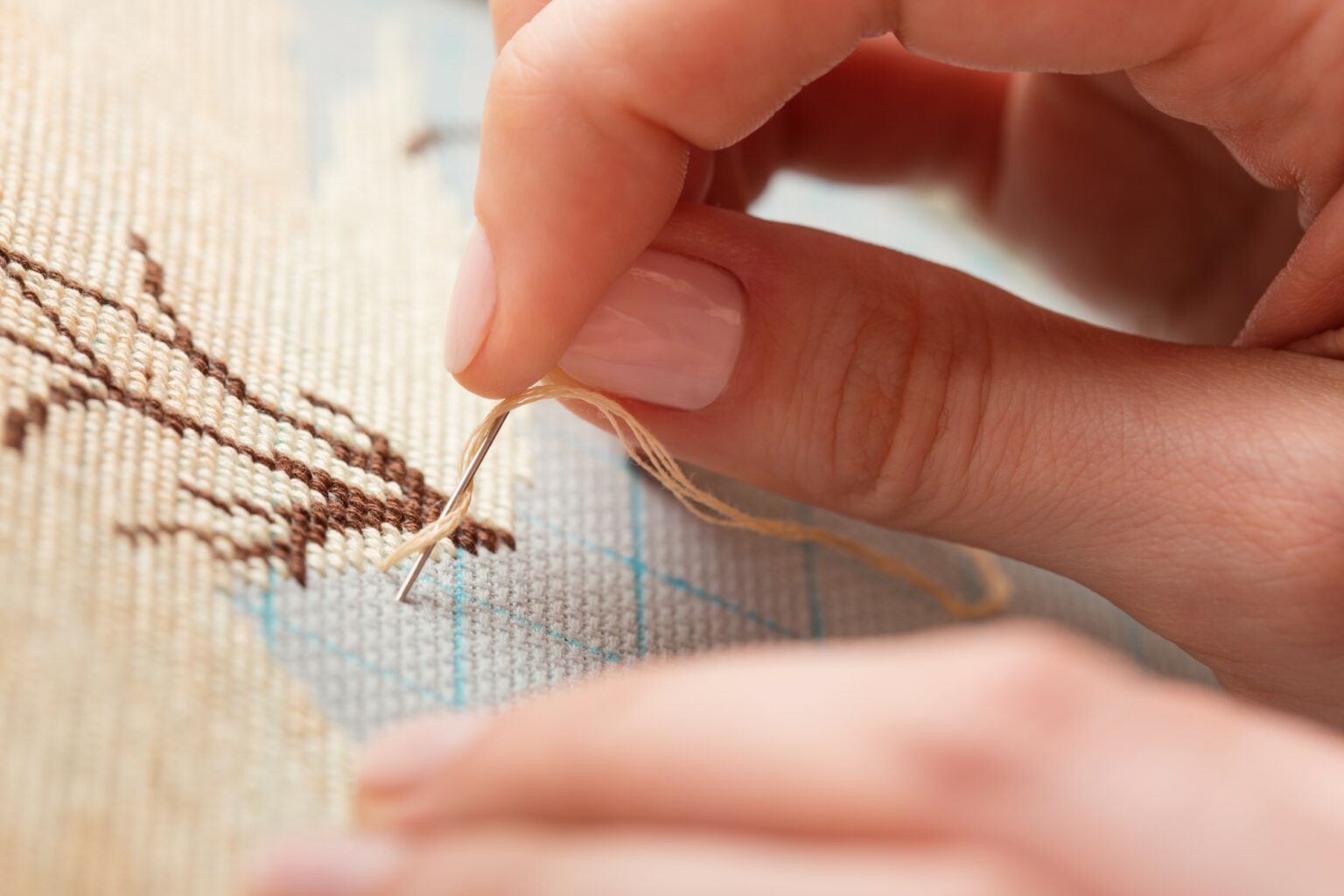 Broderie traditionnelle : aiguilles et toiles - Lilou Broderie Moderne ...