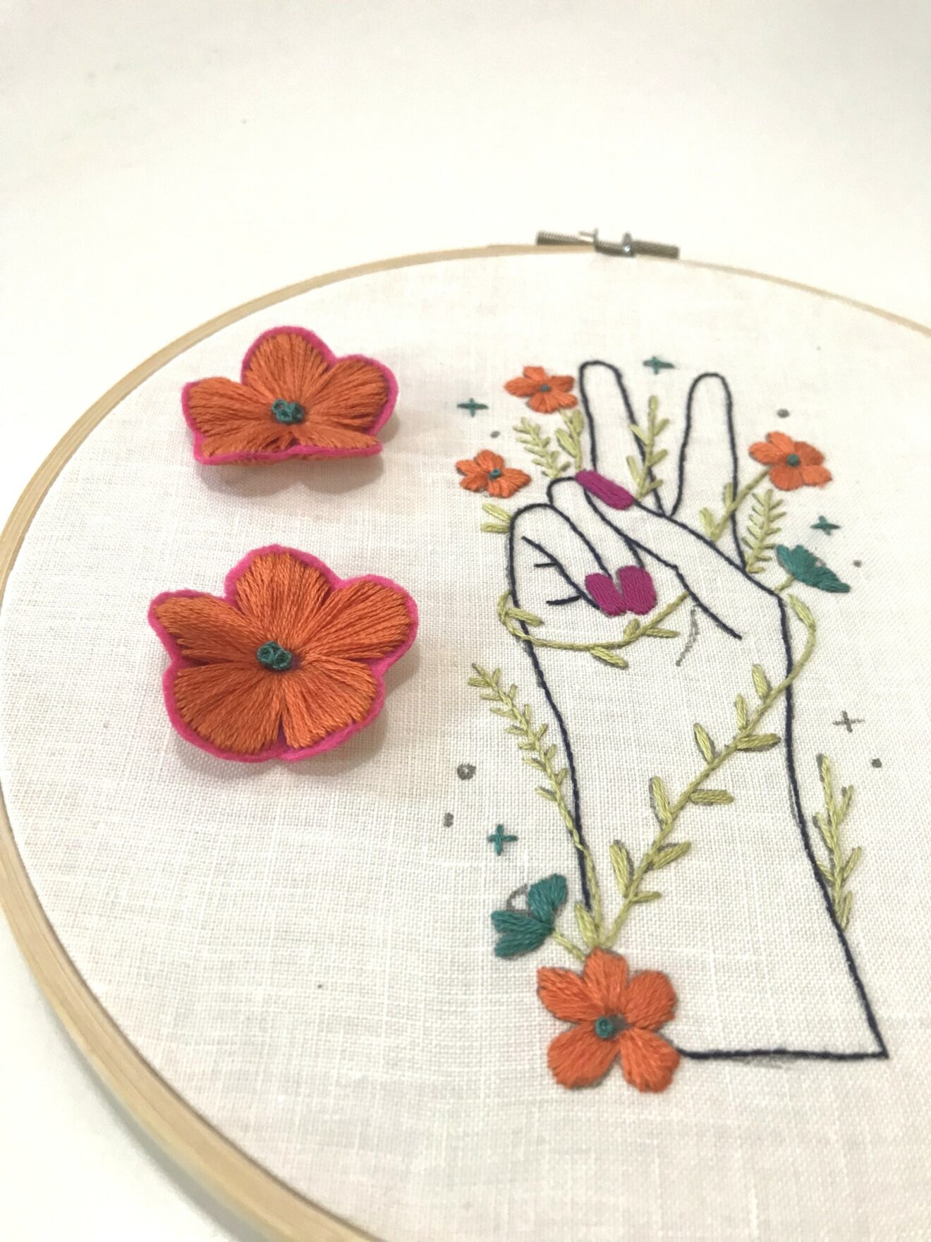 Broderie moderne main fleurie - Lilou Broderie Moderne et Relief